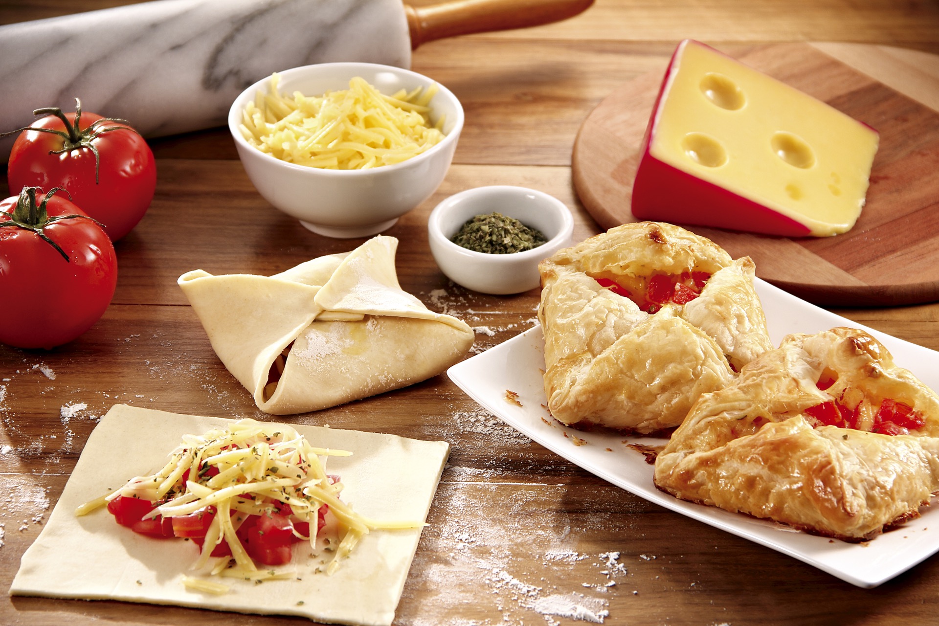 Trouxinha de Massa Folhada, Gouda, Tomate e Orégano - Quatá Alimentos